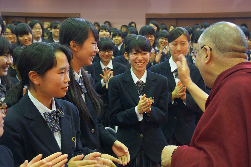 Students of Yakumo Academy, Tokyo, cheer His Holiness the Dalai Lama ...