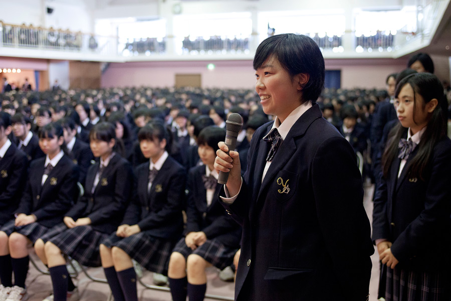 Students of Yakumo Academy, Tokyo, cheer His Holiness the Dalai Lama ...