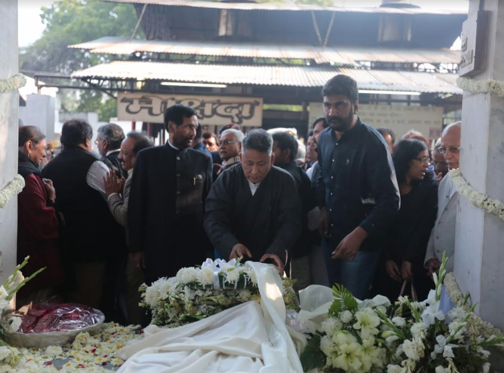 Kalon Karma Yeshi pays last respects to George Fernandes in Delhi ...